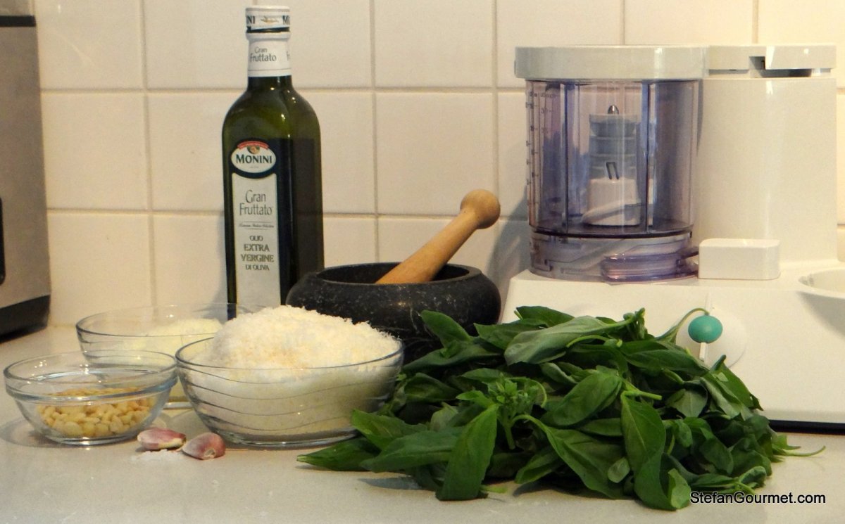 Homemade Pesto: Man versus Machine – Stefan's Gourmet Blog
