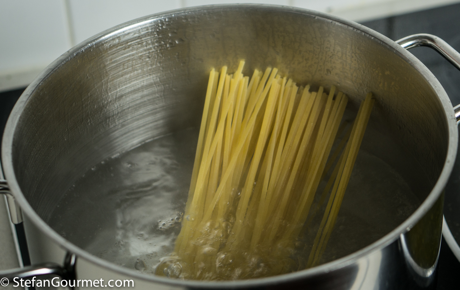 Linguine with Shrimp, Pesto, and Zucchini – Stefan's Gourmet Blog